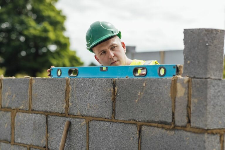 Construction d'un Mur en Parpaing : Le Guide Complet Étape par Étape ...